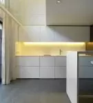 Minimalizm tarzında mutfakta beyaz mobilya ve arka ışık
