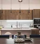 Couleur de meubles de bois naturel dans l'atmosphère de la cuisine minimalisme