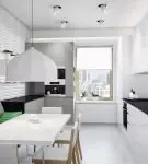 Inredningen av ett litet kök i ljus nyanser i stil med minimalism