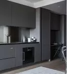 Musta keittiö kuuloke minimalismi
