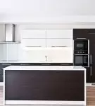 रसोई के केंद्र में तालिका minimalism
