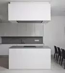 Usædvanligt minimalismebord i køkkenet