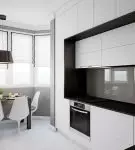 Minimalismo de diseño blanco y negro en la cocina.