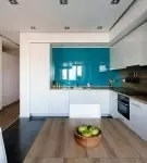 พื้นผิวที่สดใสในห้องครัวพร้อมการออกแบบที่เรียบง่าย