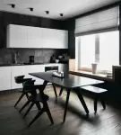 Crni stol i stolice u kuhinji