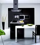 Malá černá a bílá kuchyně minimalismus