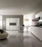 Przestronny minimalizm salonu w kuchni