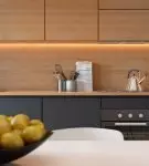 Baggrundsbelysning af smukke møbler i køkkenet