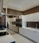 مینیمالیسم آشپزخانه کوچک با مبلمان سفید