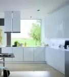 Valoisa keittiö, jossa on valkoinen minimalismi huonekalut