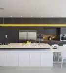 Usædvanlig lysekrone i køkkenet i stil med minimalisme