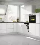 Lytse wite keuken yn styl minimalisme