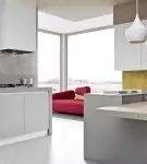 گھر میں سرمئی سفید باورچی خانے کے رہنے کے کمرے