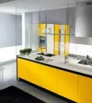 रसोई में minimalism की शैली में उज्ज्वल फर्नीचर