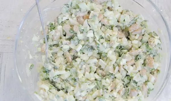 მზად სალათი ერთად squid და ლობიო დიდი მინის bowl