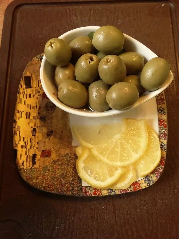 Oliven und Zitrone.