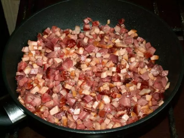 Vlees snijden in een pan