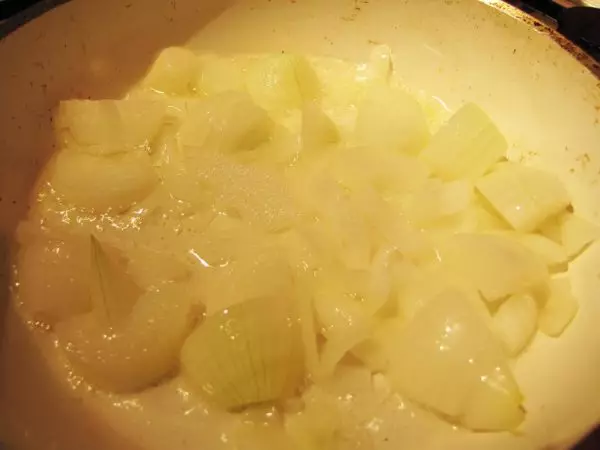 Κρεμμύδια σε ένα τηγάνι