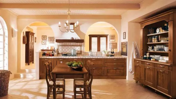 Geräumiges Kitchen-Esszimmer im italienischen klassischen Stil