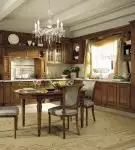مبلمان چوبی در یک آشپزخانه بزرگ در سبک کلاسیک ایتالیایی