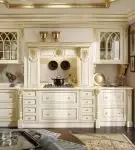 Svetlý nábytok v kuchyni v klasickom štýle