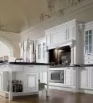Бели мебели в кухнята с италианска класическа конструкция