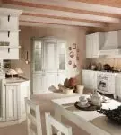 Virtuvė su sijomis ant lubų italų stiliaus