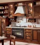 Drevený hnedý nábytok v talianskom štýle v kuchyni