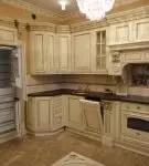 Maža virtuvė su klasikiniais italų stiliaus baldais