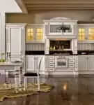Beyaz klasik kafkeli büyük mutfak-yemek odası