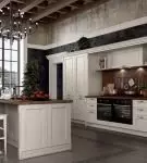 Große Küche mit Balken an der Decke im italienischen Stil
