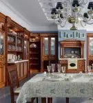 Кафяви мебели и маса за хранене в голяма кухня