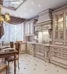 Maza virtuve ar klasiskām mēbelēm un itāļu dekoram