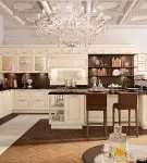 Stort kök-vardagsrum med italiensk stilmöbler