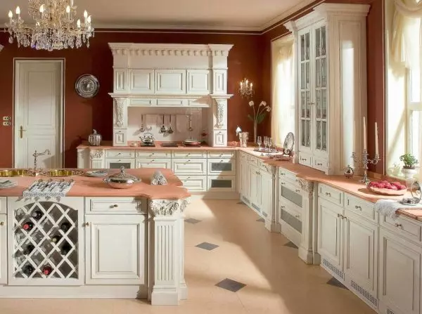 Vitt headset i köket i klassisk italiensk stil