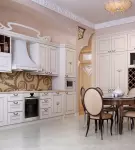 Eleganta stolar i klassisk stil i köket