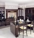 اطالوی کلاسک ڈیزائن کے ساتھ باورچی خانے میں سیاہ فرنیچر