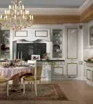 Balts zeltījums klasiskajā stilā itāļu virtuvē