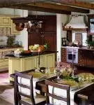 Divkrāsu mēbeles itāļu mazā virtuvē