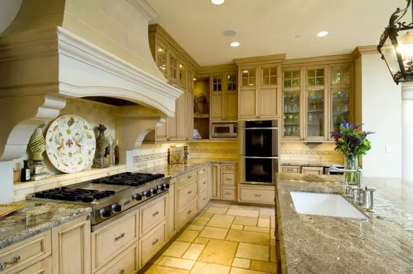 لوازم خانگی در آشپزخانه در سبک کلاسیک ایتالیایی