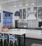 منسوجات روشن بر روی آشپزخانه سفید در سبک مدیترانه