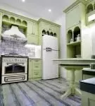 Tai nghe màu xanh lá cây trong bếp với trang trí Địa Trung Hải