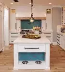 Inseltisch in der Küche mit dem mediterranen Innenraum