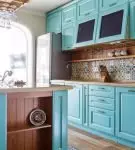 Блакітныя шафы са шклом на кухні ў міжземнаморскім стылі