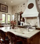 Շագանակագույն կահույք պայծառ խոհանոցի վրա