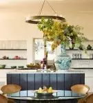 Убава маса во кујната со медитерански дизајн