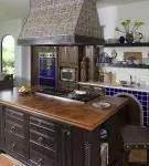 Мэбля цёмнага колеру на вялікай кухні