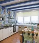 Plave grede na bijelom stropu mediteranske kuhinje