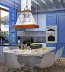 स्वयंपाकघर मध्ये निळा तपशील आणि राउंड डायनिंग टेबल