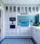 Modré vzory v malej kuchyni